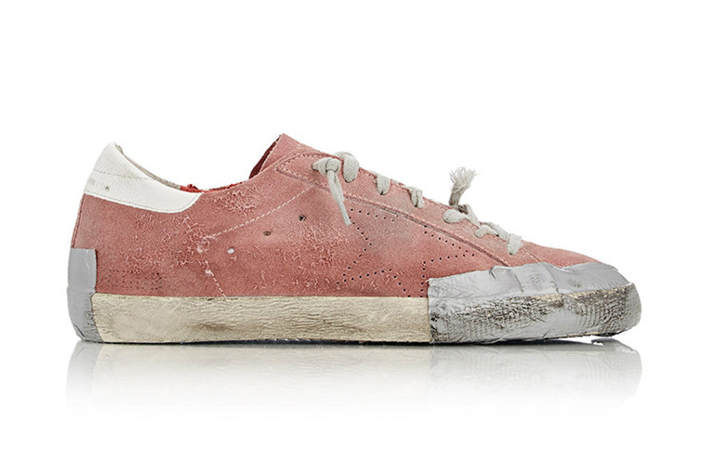 Los nuevos tenis de moda se venden rotos, desgastados, y cuestan más de ...