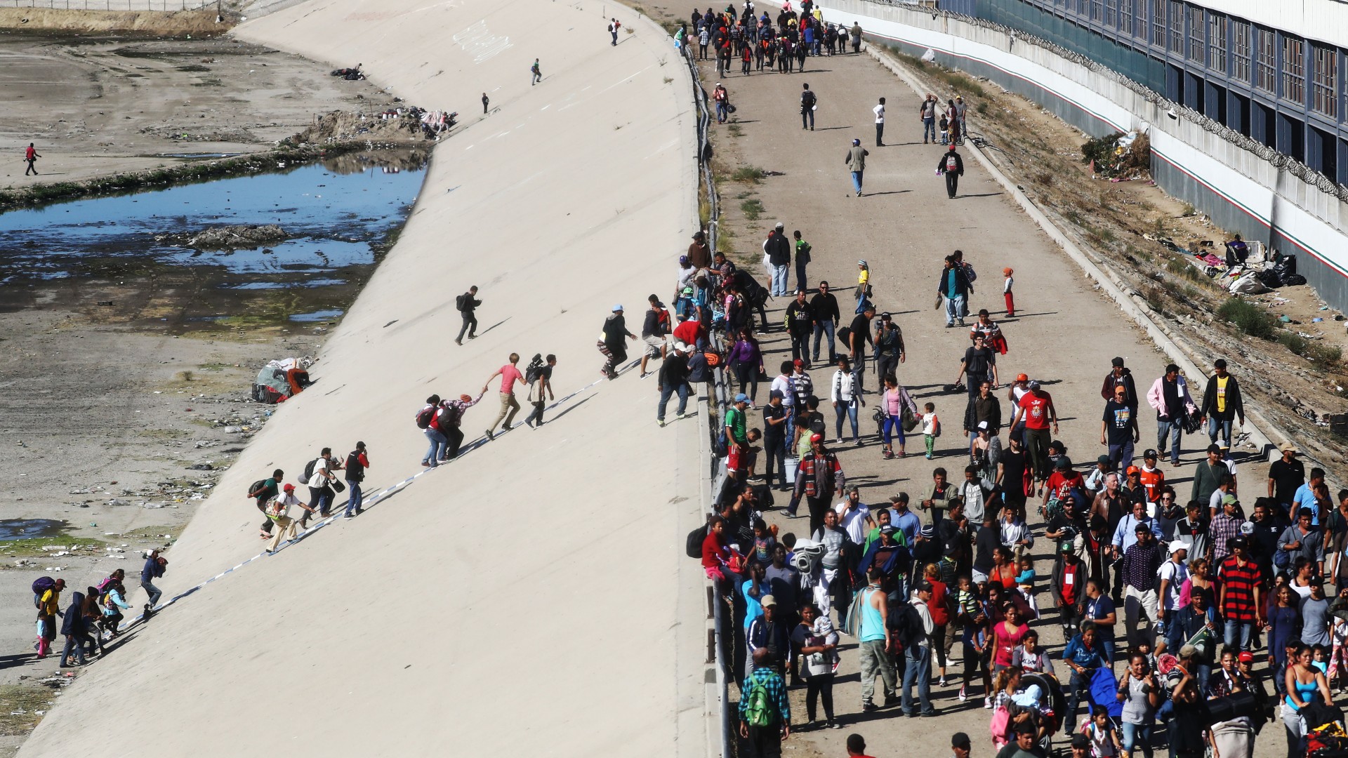 Caos en la frontera con Tijuana: Cientos de migrantes centroamericanos ...