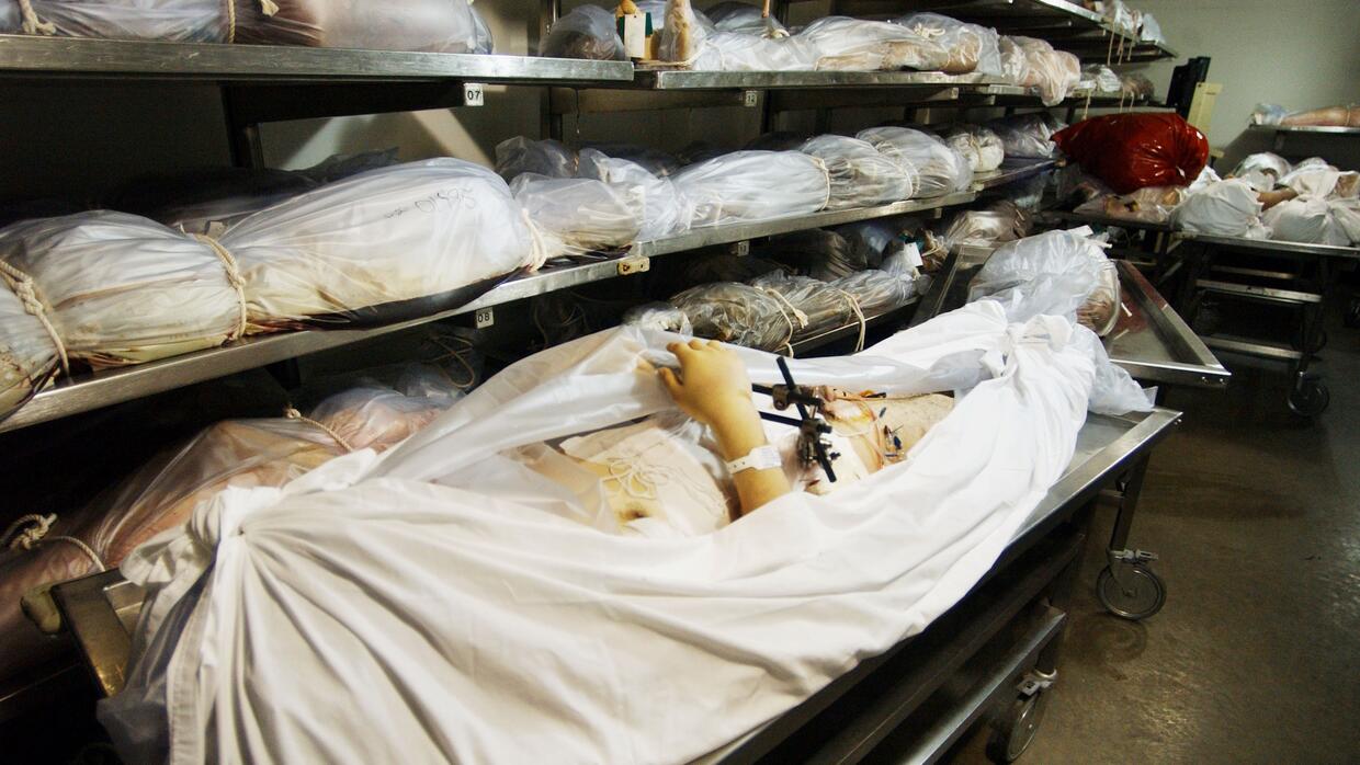 Lo sentencian a ver cadáveres en la morgue - Univision